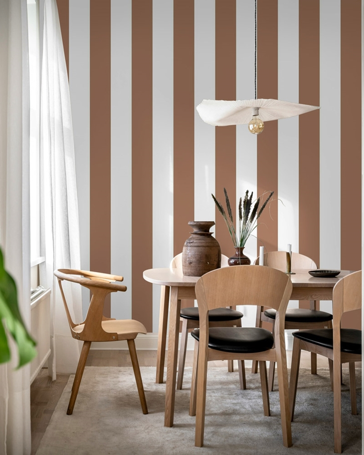 Happy stripes - brun randig tapet från Rebel Walls