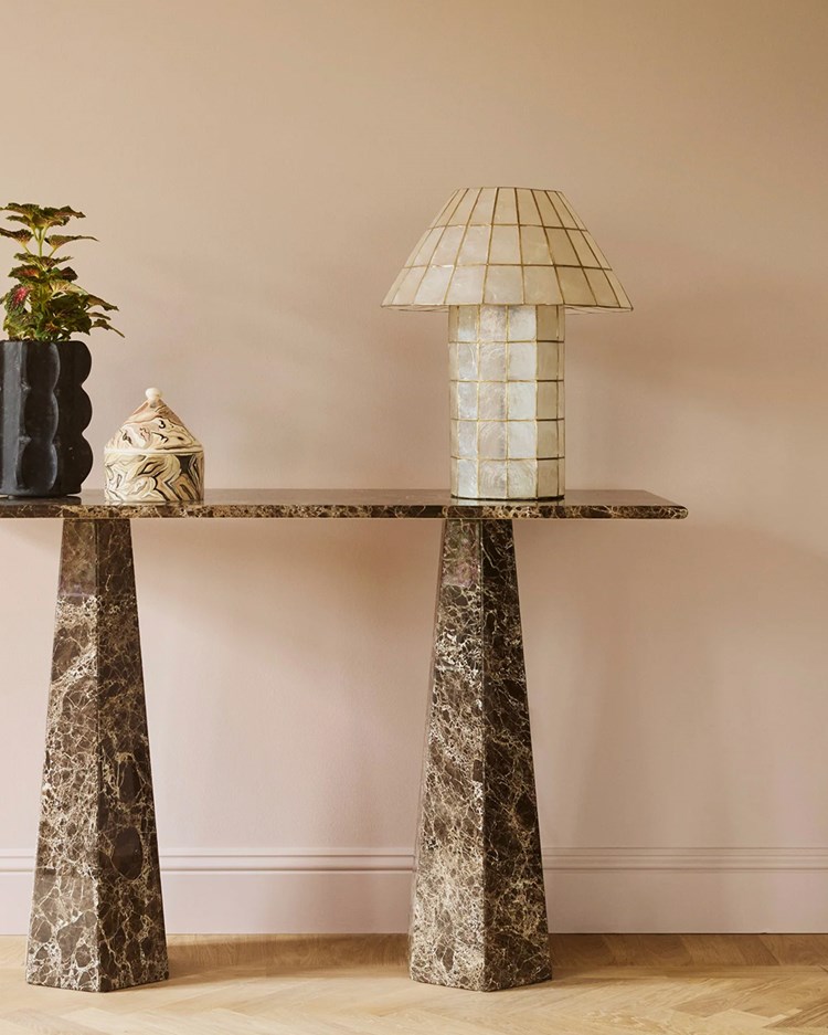 Dusty Deco Cornelia Table Lamp Capiz Shell/Brass - Vallgatan 12